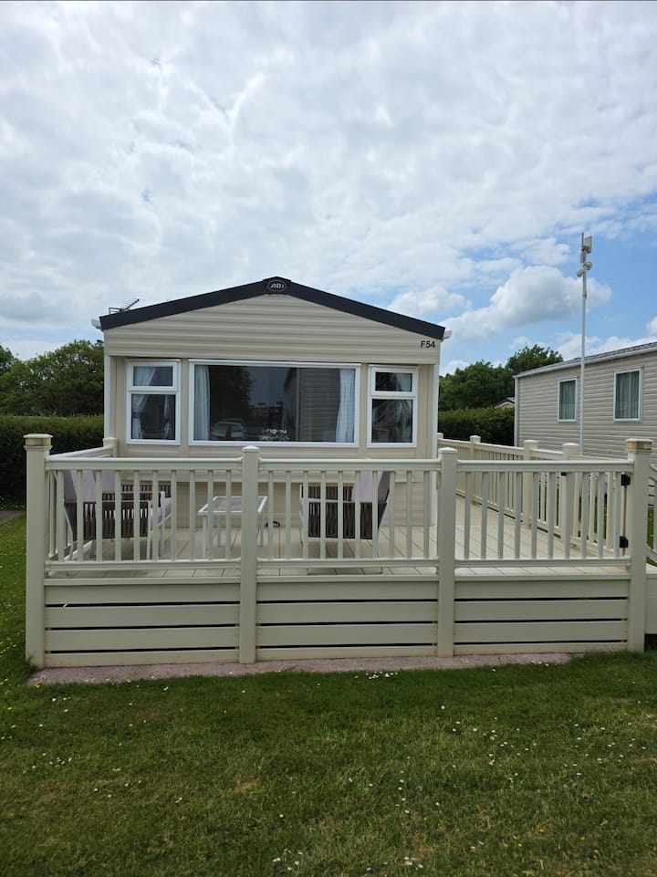F54 - 2 Bed Caravan With Seaview & Decking - Paignton