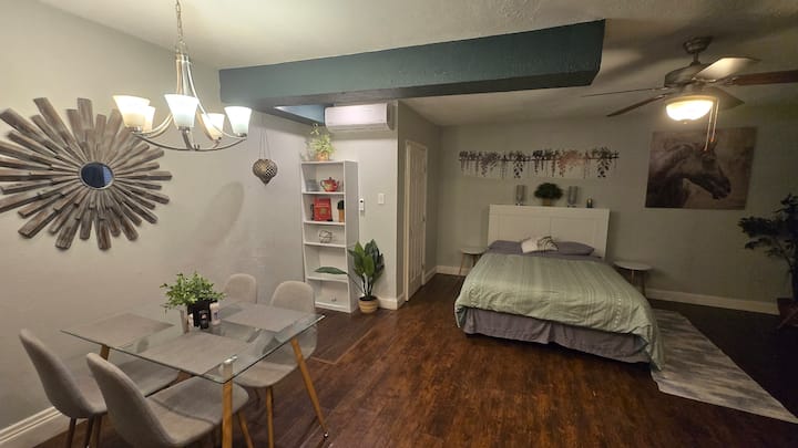 Cute & Comfy Cottage Steps Fromtwu - Denton, TX