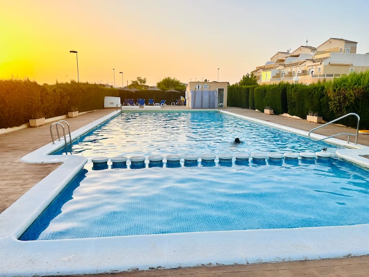 Chalet Adosado De Lujo Con Piscina Gigante - Torrevieja