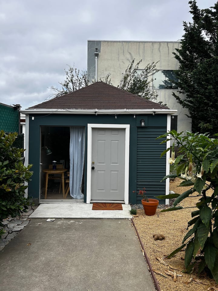 Cozy Gourmet Ghetto Cottage 1 Block From Campus - Berkeley, CA