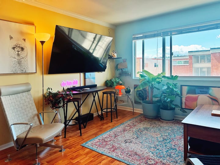 Quirky Artistic Crashpad - W/ Parking + Ac - Seattle, WA