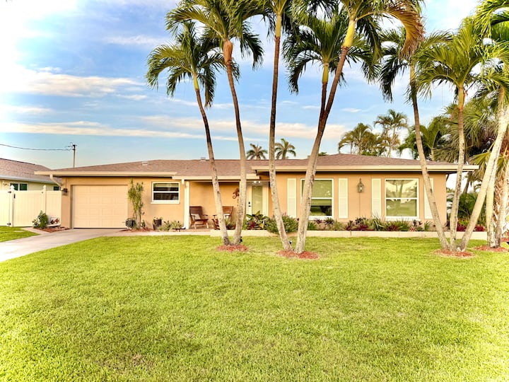 Waterfront Escape W/ Kayaks, Luxe Kitchen, Hot Tub - Cape Coral, FL