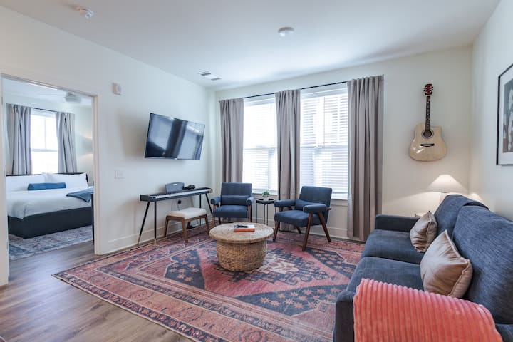 Verse & Vinyl Music City Retreat | Close To Broad! - Nashville