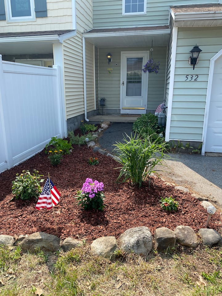 Almost Saratoga Townhouse - Saratoga Springs, NY