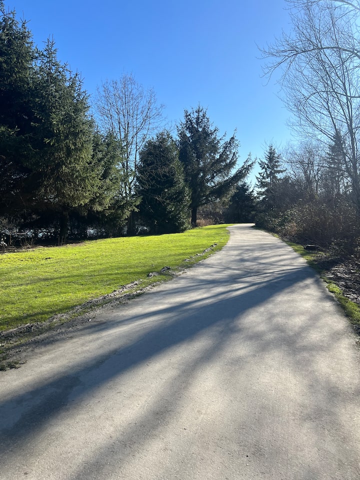 Riverfront Retreat Close To I-5 & Downtown! - Lake Stevens, WA