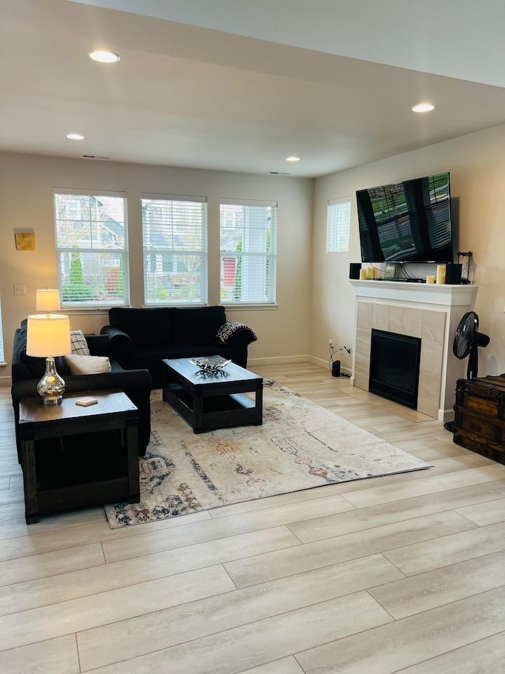 Riverfront Retreat Close To I-5 & Downtown! - Everett, WA