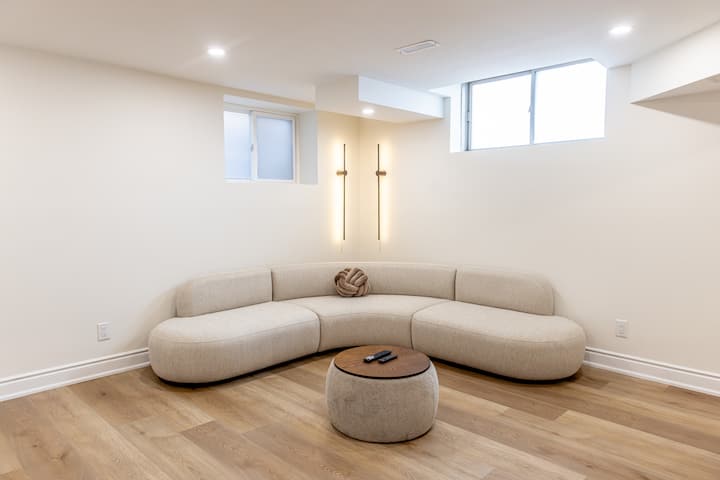 Modern & Luxurious Basement Stay - Pickering