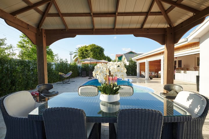 Luxurious Retreat With Private Pool & Lush Garden - Doral, FL