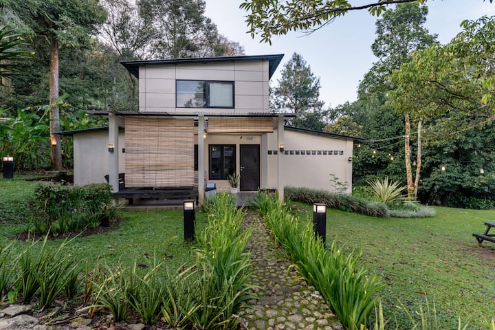 Puncak Serenity | 4br Villa With Garden & Pool - Cisarua