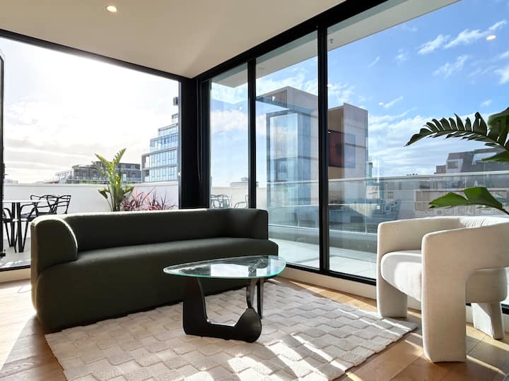 Penthouse Lifestyle | Stunning Views + Parking - St Kilda
