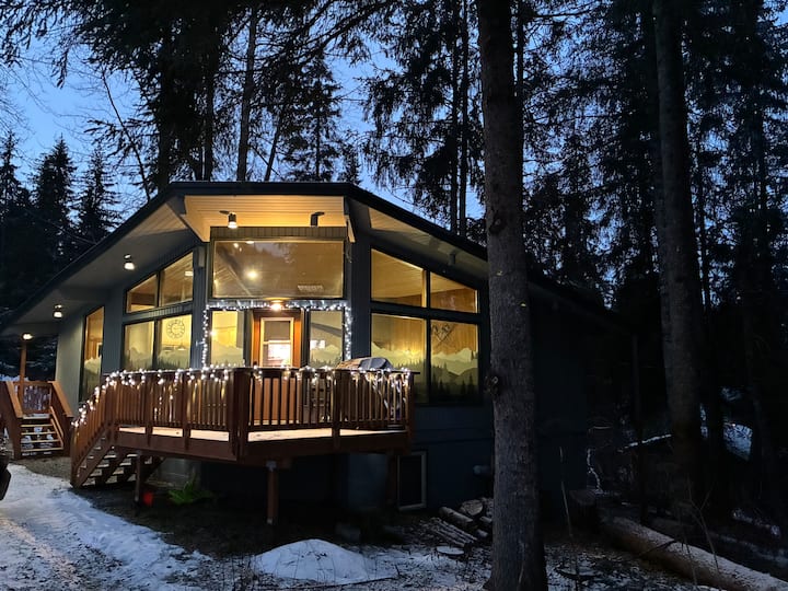 Chalet In Girdwood 2 Bed + Bonus Sleeping Area - Alyeska, AK