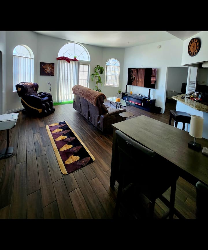 Lrg 2 Bed/2 Bath Condo Style Unit Near The Strip. - Las Vegas, NV