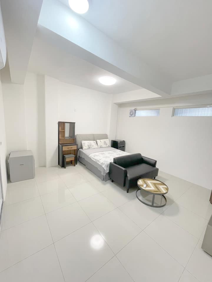 1員林大道上，76號8分鐘，東彰1分鐘，百果山樂園3分鐘，第一市場5分鐘，後方有員林名產黑竹園雞腳凍 - 차오툰 진