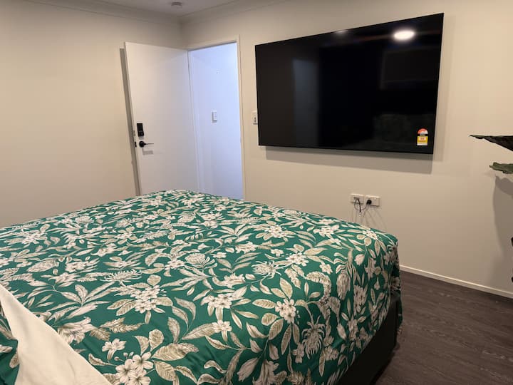 King Bed, Big Tv, Spacious Room - Ipswich