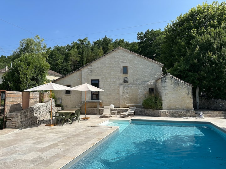 Domaine De Péroline : Piscine Et Jaccuzi - France