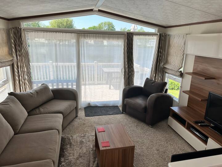Gorgeous Lakefront 2 Bed Caravan - South Cerney
