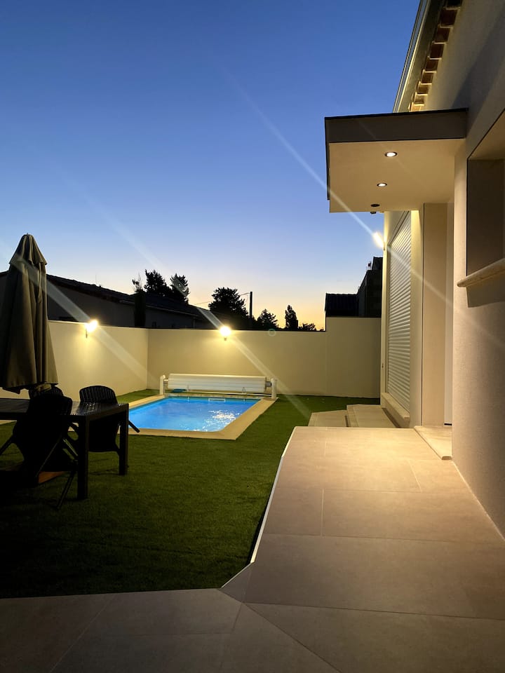 Villa Famille 8p
Piscine Garage Proche Orange / A7 - Orange