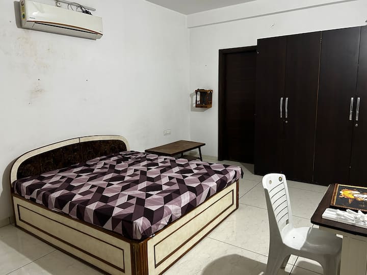 Serene & Spacious Stay In Garden Facing 1rk - Indore