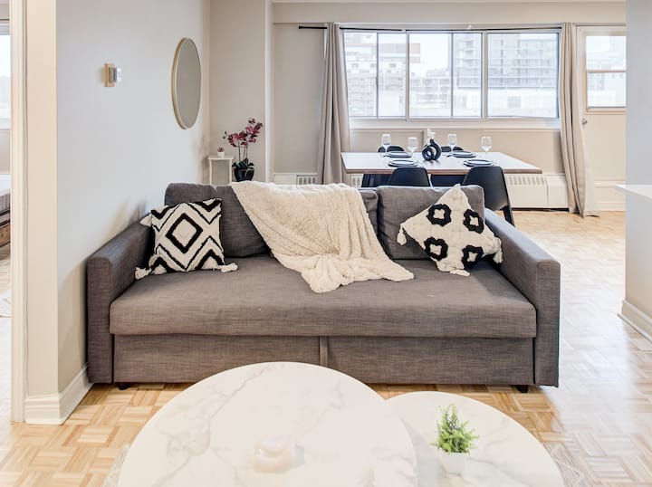 Bright Downtown Montréal Condo | Near Bell Centre - Montréal, QC