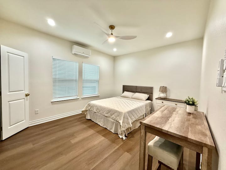 Cozy En-suite W Bath| Mini Fridge & Microwave - Galveston, TX