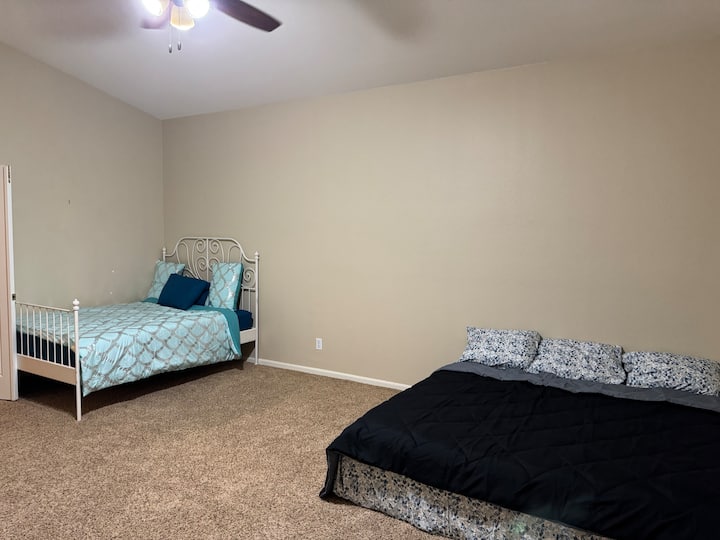Huge Master Room In A House - Glendale, AZ