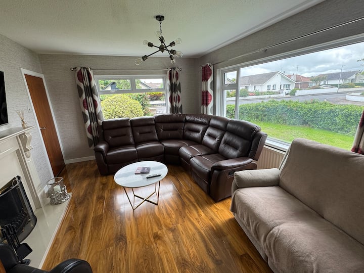 3 Bedrooms, Parking, Nw 5 Min Walk To York Corner - Portrush
