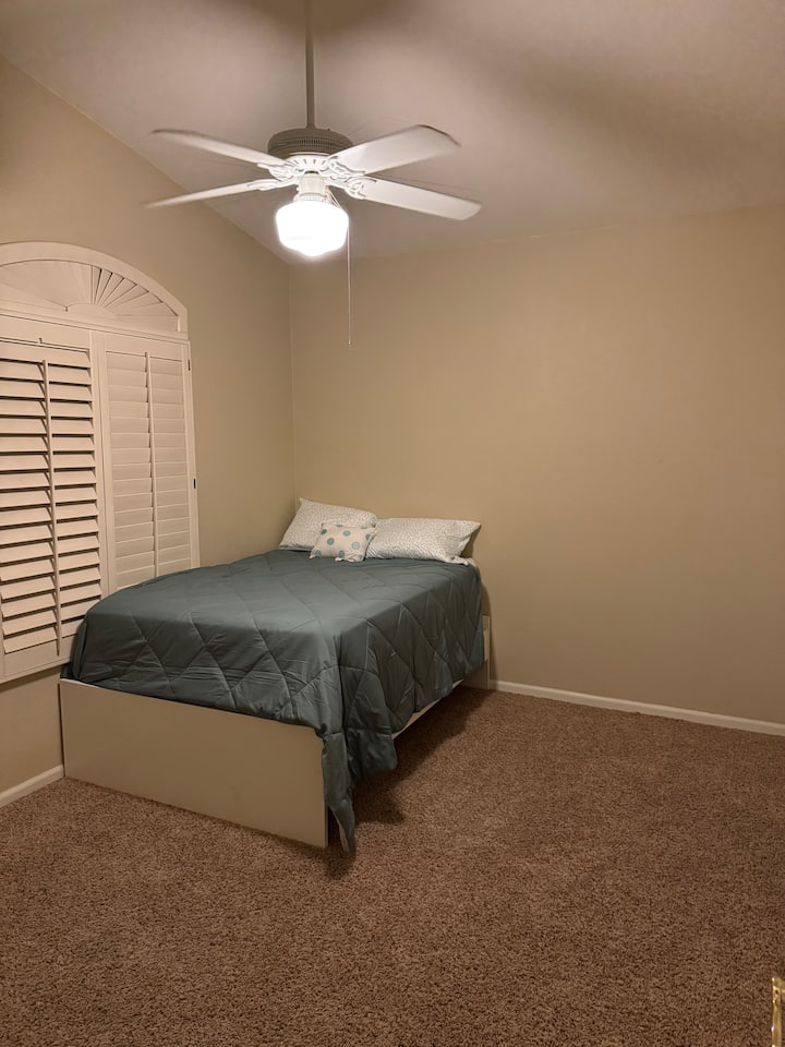 Private Room In A Huge House - Sun City, AZ
