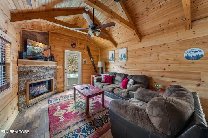 Smoky Mountain Getaway - Gatlinburg, TN