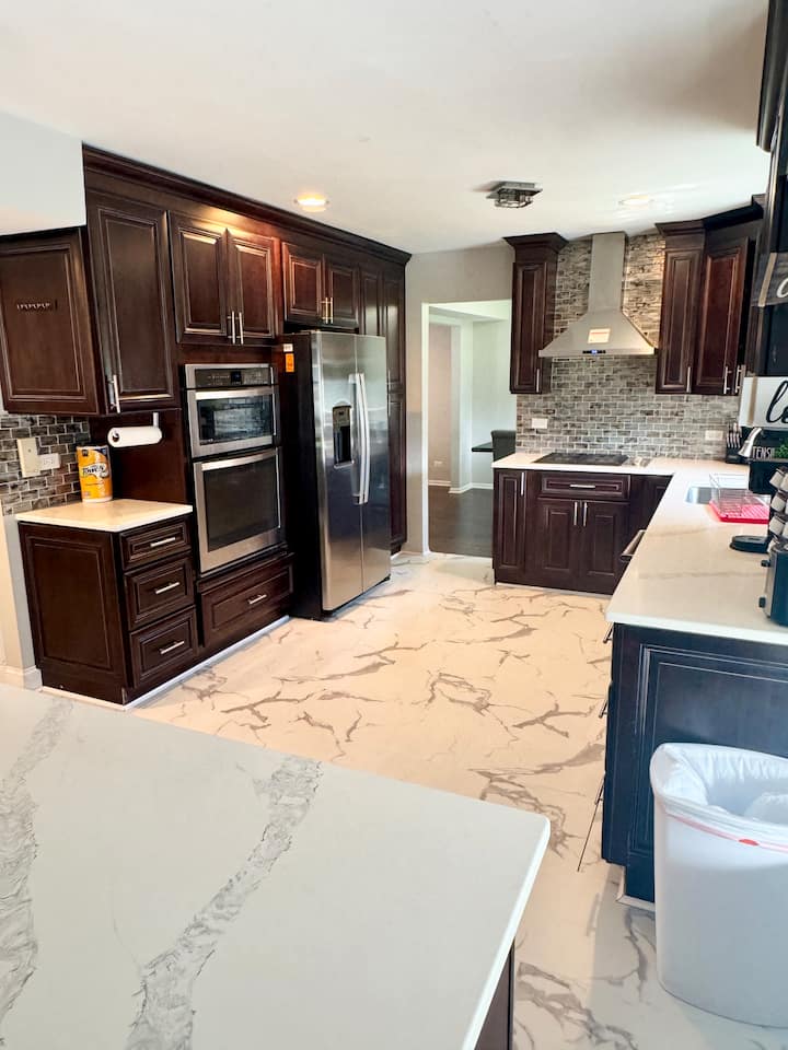 Bright & Open 4br (Sleeps 12+) - Hoffman Estates, IL