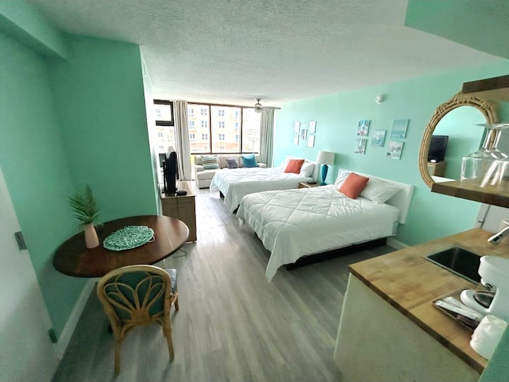 Beachy Oceanview Updated Studio W/pool & Tiki Bar - Daytona Beach Shores, FL