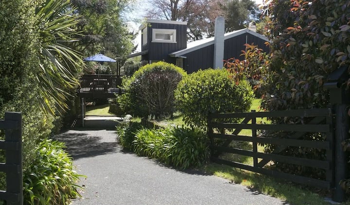 Hawknest-lake-bach - Taupō