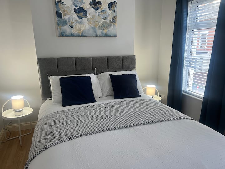 4 Bedrooms, Newly Renovated Townhouse Belfast - Belfast