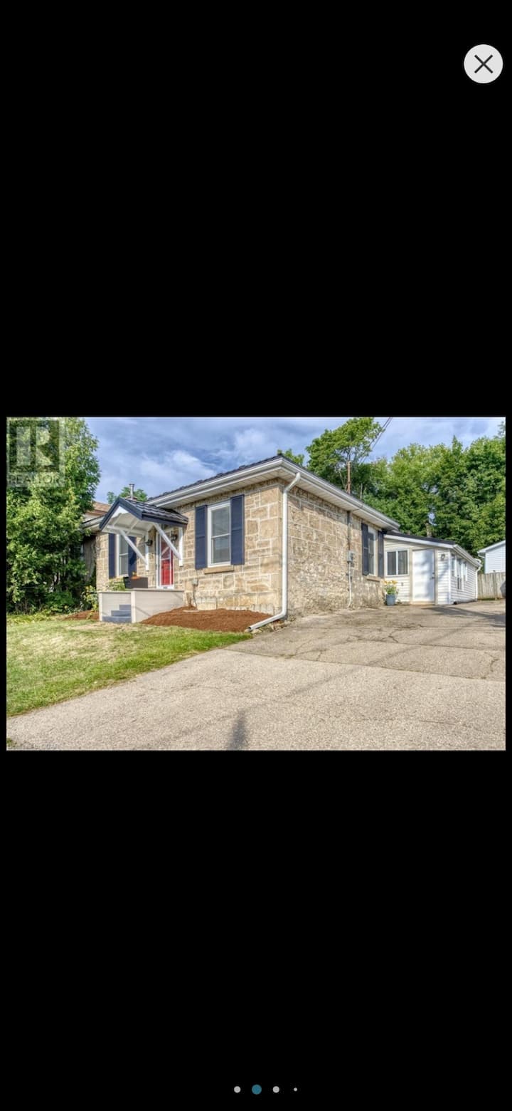 Historic 1800s Stone Cottage In Downtown Guelph! - Guelph