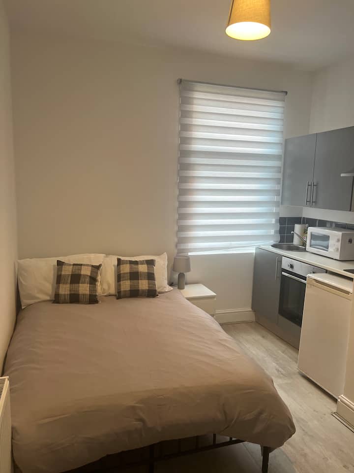 Coventry Studio Near City Center - Coventry