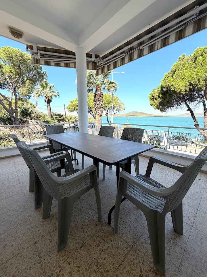 Spacious Seafront 3-br Home With Balconies - Ayvalık