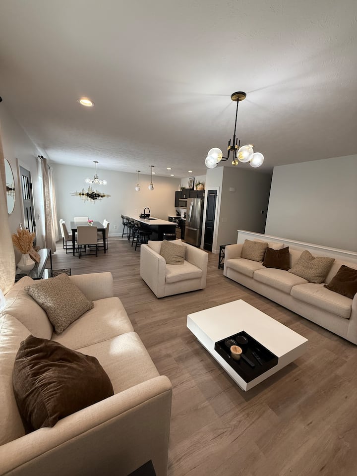 Spacious 4br/2ba Home – Near Downtown Omaha & Zoo - Council Bluffs, IA