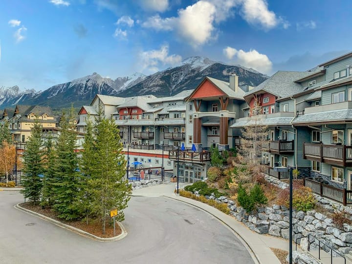 Evergreen Escape - 2 Br Condo - Pool & Hot Tubs - Canmore