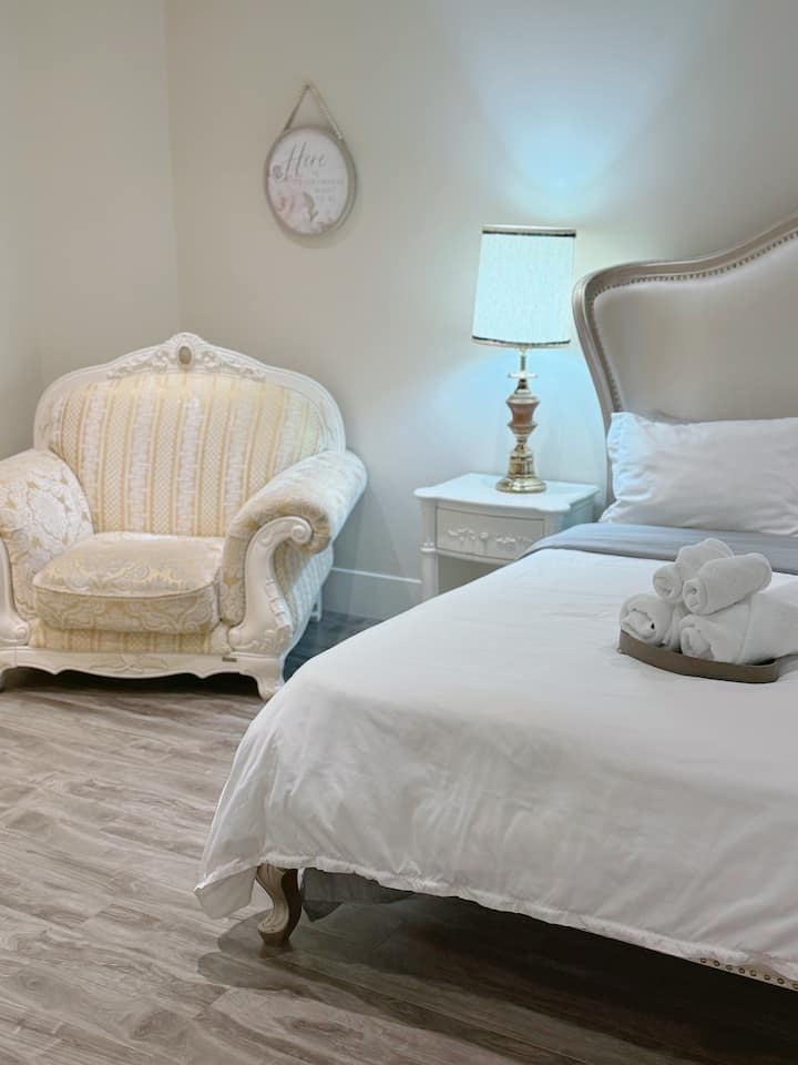 Bright 1br+sofa Bed | Central Surrey Stay - Surrey, BC