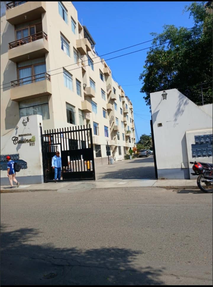 Zona Céntrica/ Residencial Con Estacionamiento. - Trujillo