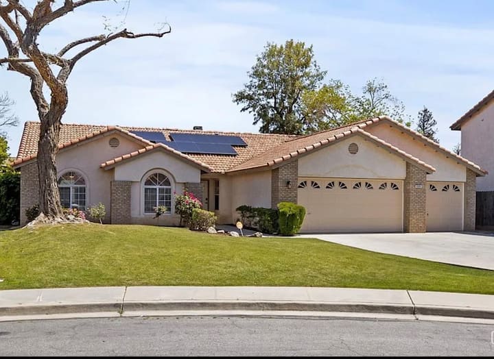 Cozy Convenient & Fully Equipped - Bakersfield, CA