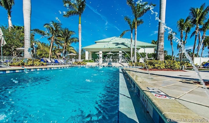 2 Stylish Suites W/ Kitchen | Onsite Pool & Gym - Hialeah, FL