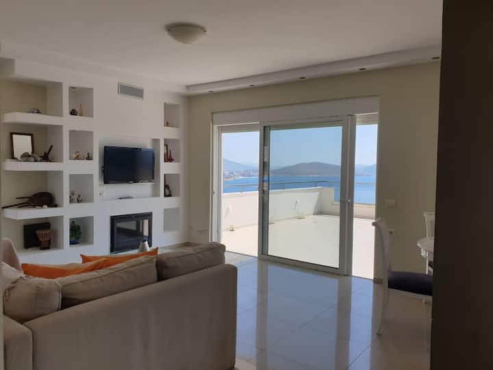 Family House 5+2 - Pool Sea/city View & Parking - Sarandë
