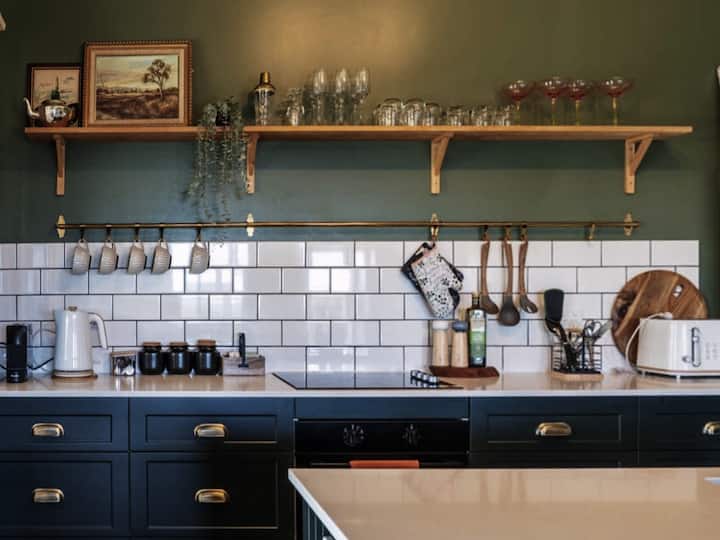 Isn’t She Peachy? Pet Friendly Storybook Stay. - Stanthorpe