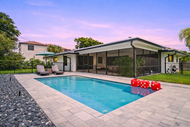 Lakefront Pool Retreat, Near Dt & Beach - West Palm Beach, FL