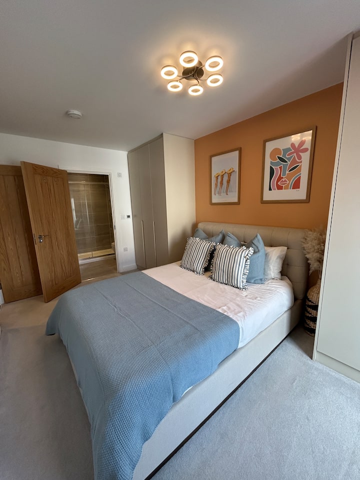 Stylish 2 Bed Flat 100m From Trains To London - Chelmsford