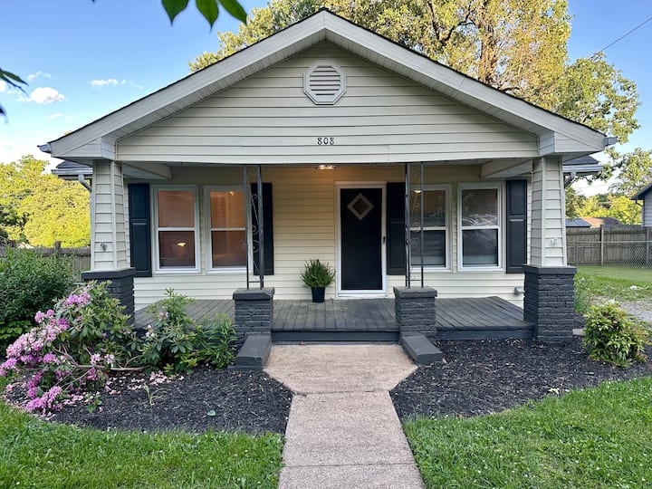 Chic Cottage: Porch Vibes / Fenced Yard - Knoxville, TN