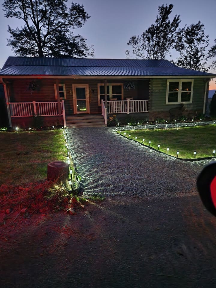 New Luxurious Mountain Escape With Spa & Views - Sugar Mountain, NC