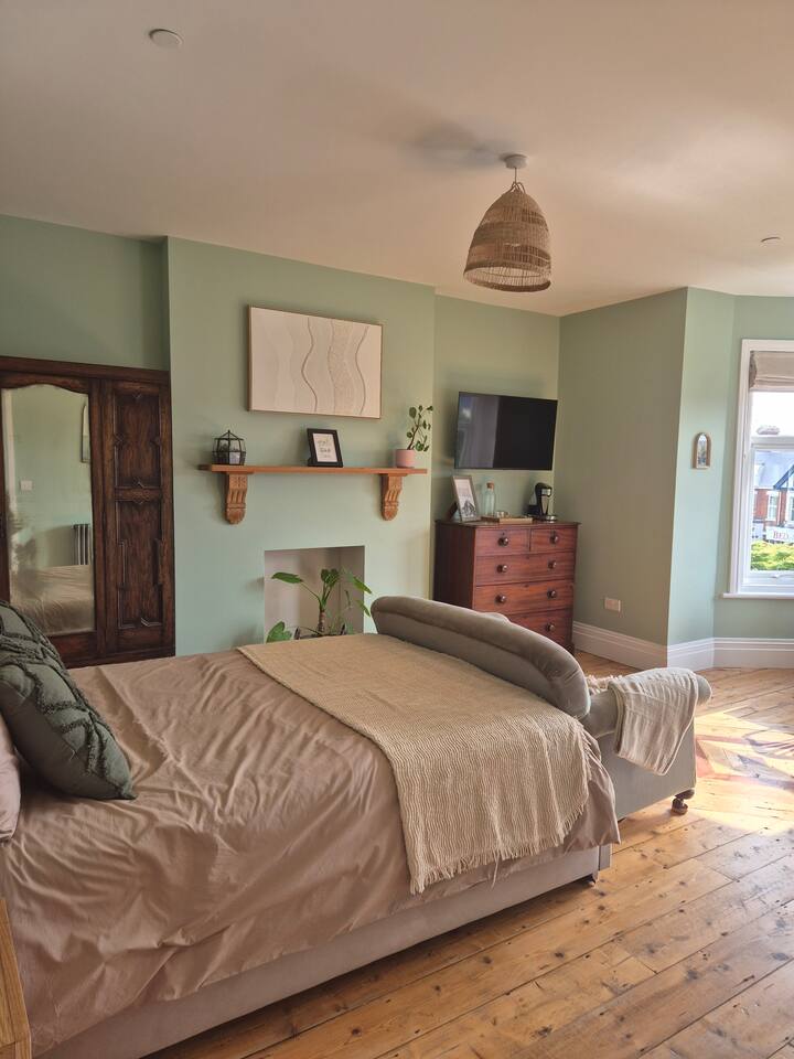 Large, Bright And Spacious Room - Exmouth