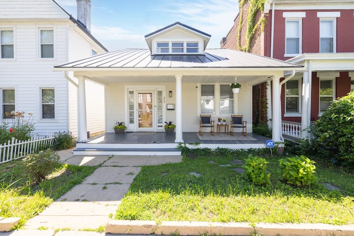 Warm & Minimalist Bungalow - Richmond, VA