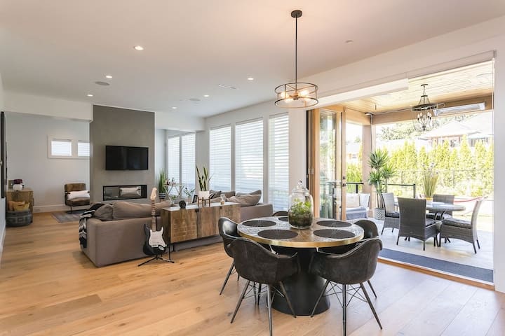 Luxurious Lake Retreat - Coquitlam